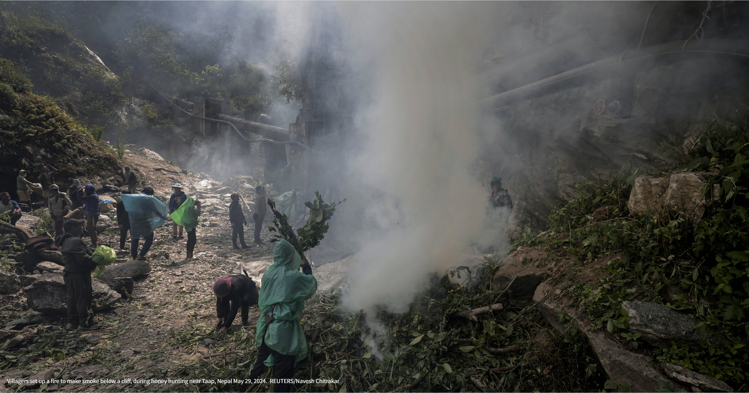 Ảnh: Nghề hái tổ ong rừng ở dãy Himalaya, Nepal, leo cao 50m lấy mật ...