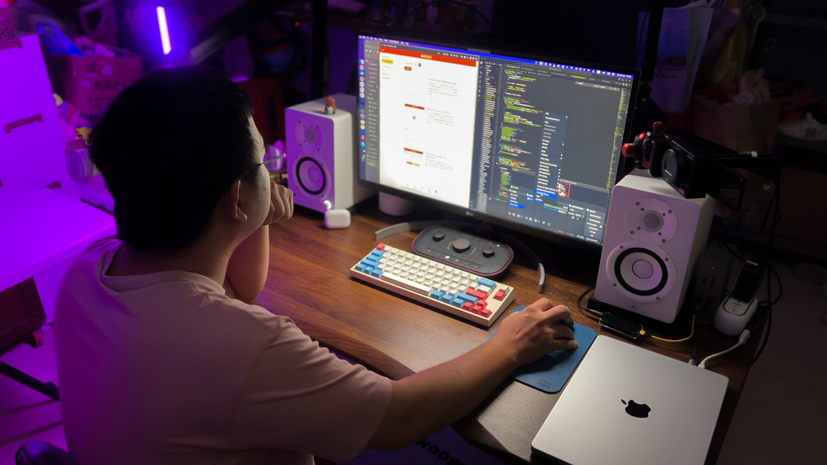 Cuối tuần mưa gió ngồi code để chữa lành tâm hồn, hồi thấy bug nổi loạn ...