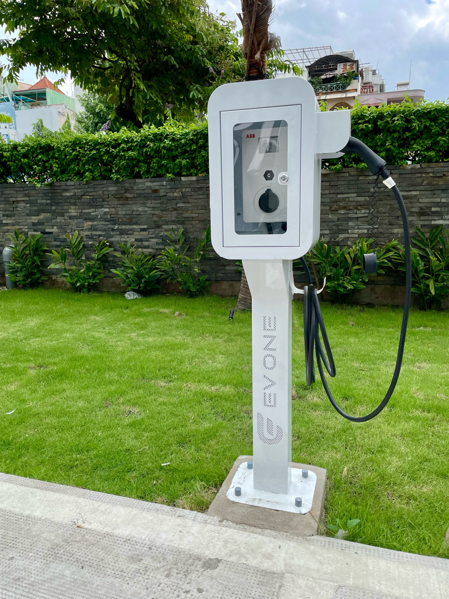 Trụ sạc xe điện EV One tại một bãi đỗ xe nè anh em. Mình không biết có ...