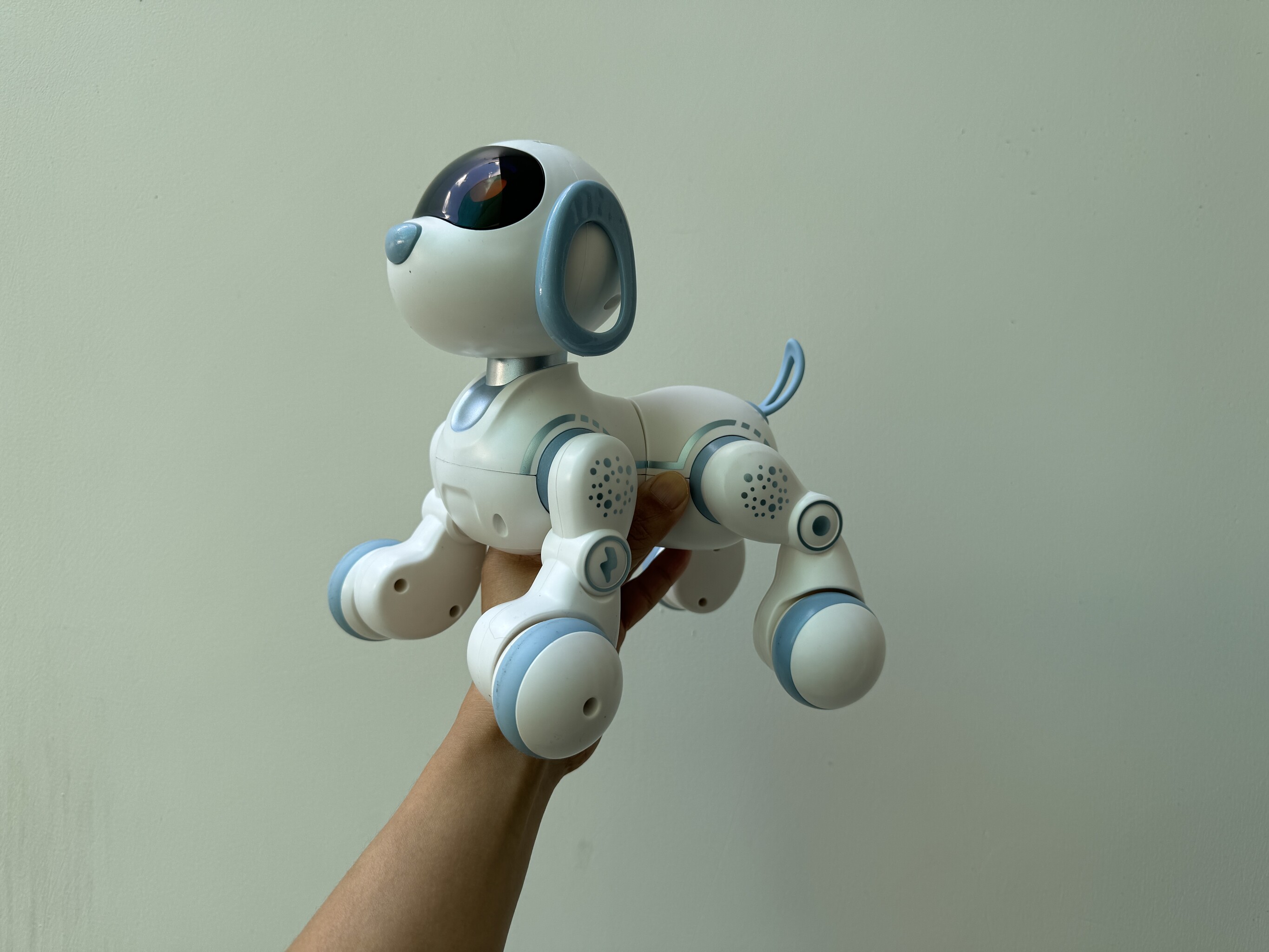 Một chú chó robot làm được nhiều trò, giúp bé tương tác và vận động ...
