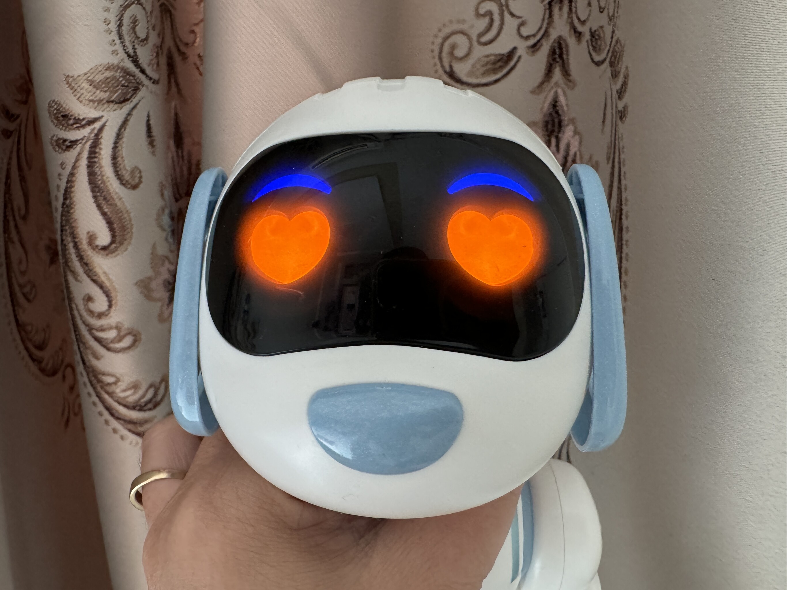 Một chú chó robot làm được nhiều trò, giúp bé tương tác và vận động ...