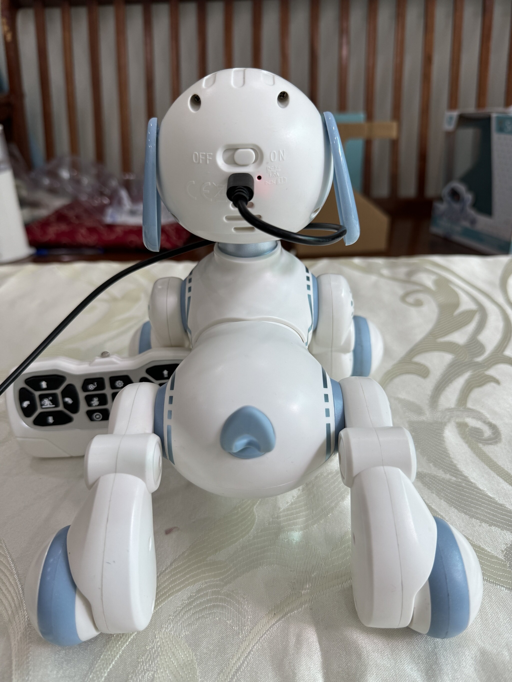 Một chú chó robot làm được nhiều trò, giúp bé tương tác và vận động ...