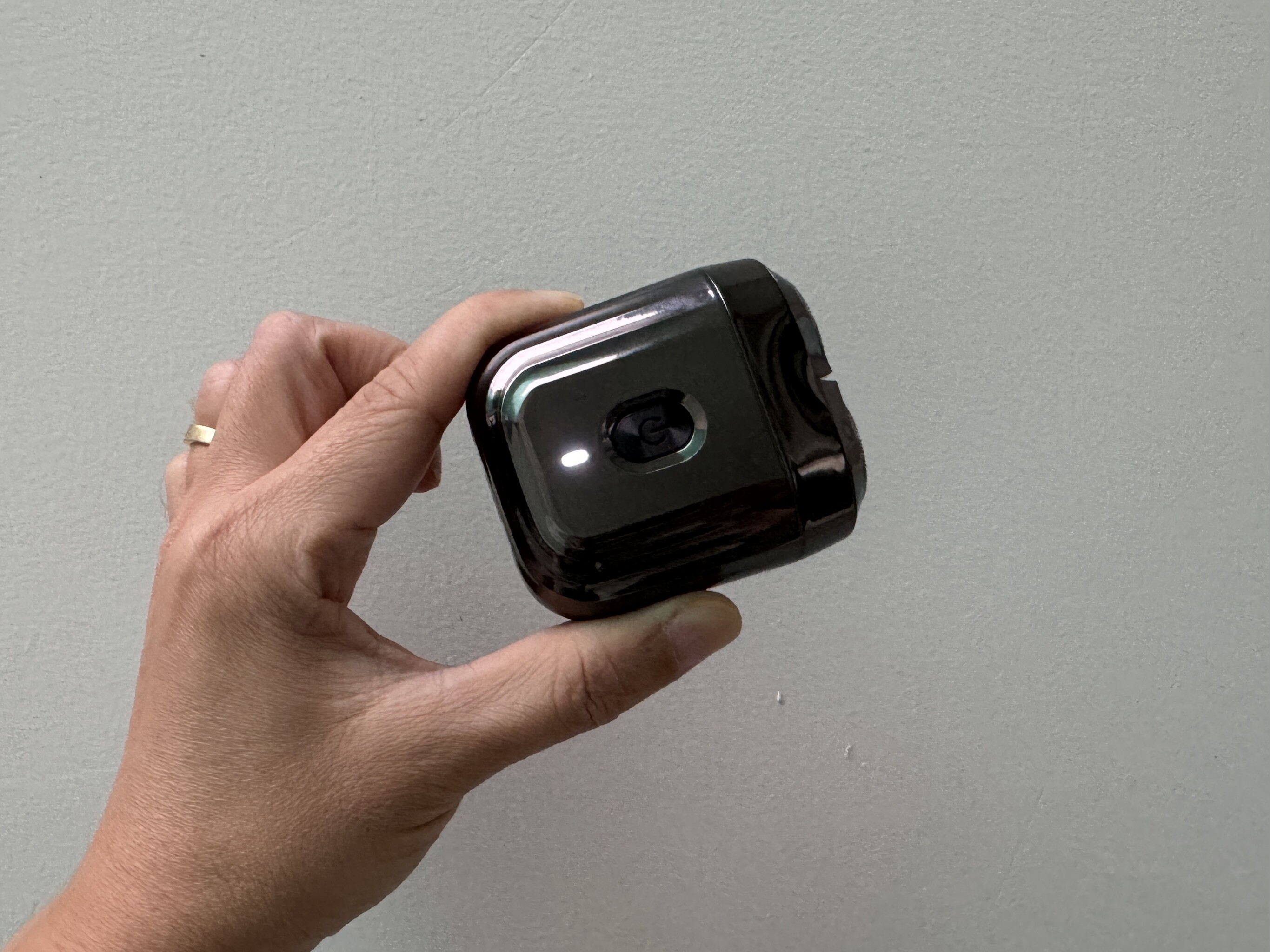 Trên tay máy cạo râu Enchen mini 6, nhỏ gọn, cạo sạch và không bị rát ...