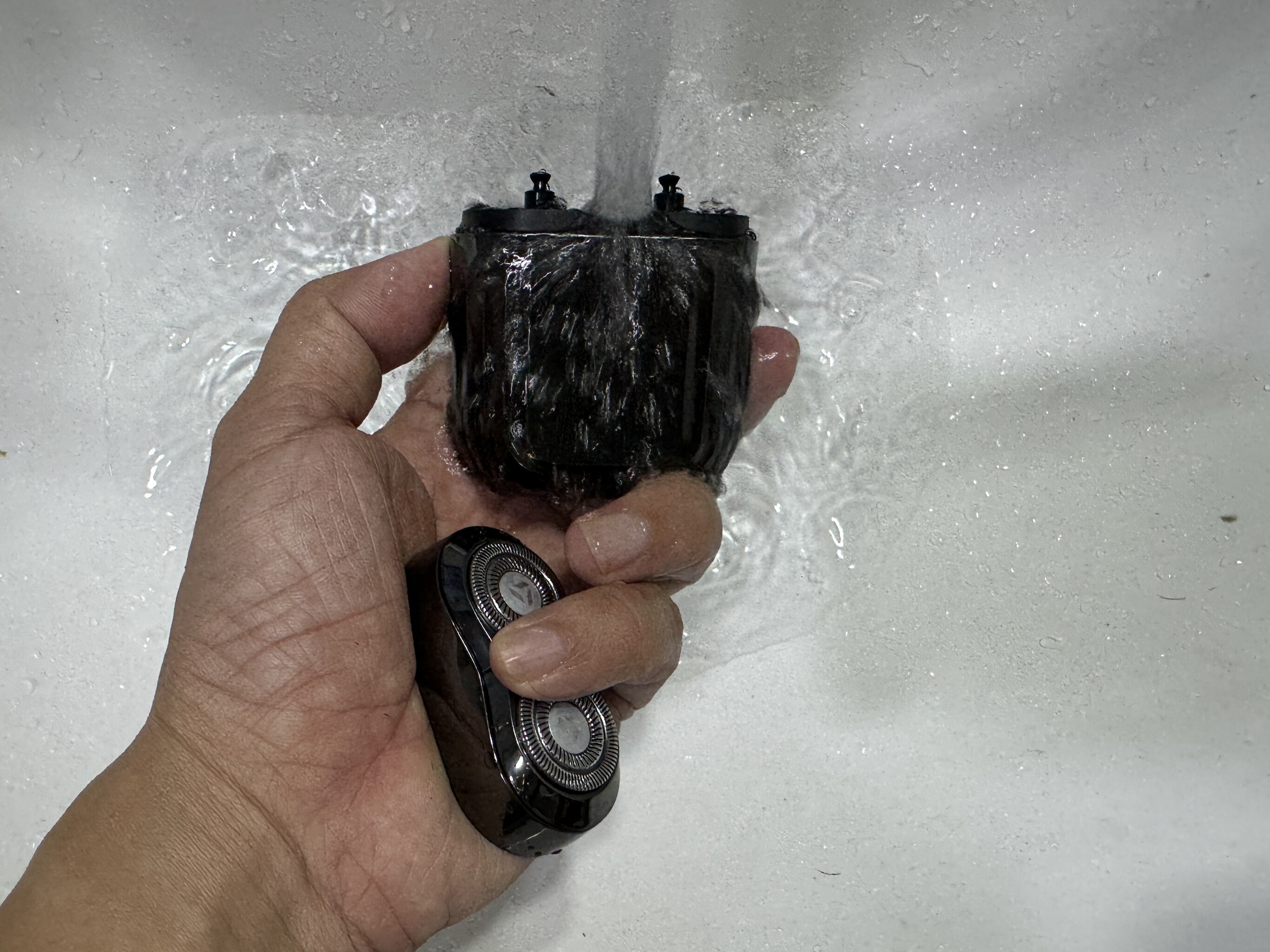 Trên tay máy cạo râu Enchen mini 6, nhỏ gọn, cạo sạch và không bị rát ...