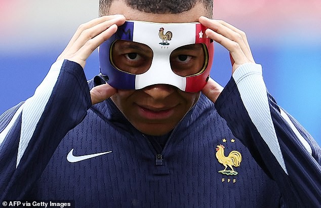 Ninja rùa Mbappe ra mắt, bị cấm đeo mặt nạ tuyển Pháp | Viết bởi nttvy27