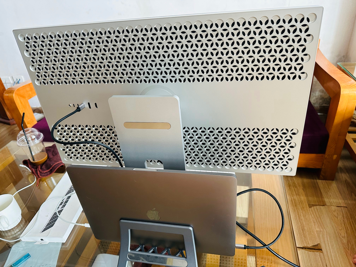 Mấy anh pháp sư tàu làm cũng nghệ. Màn này 4K, 27", độ sáng 400nits ...