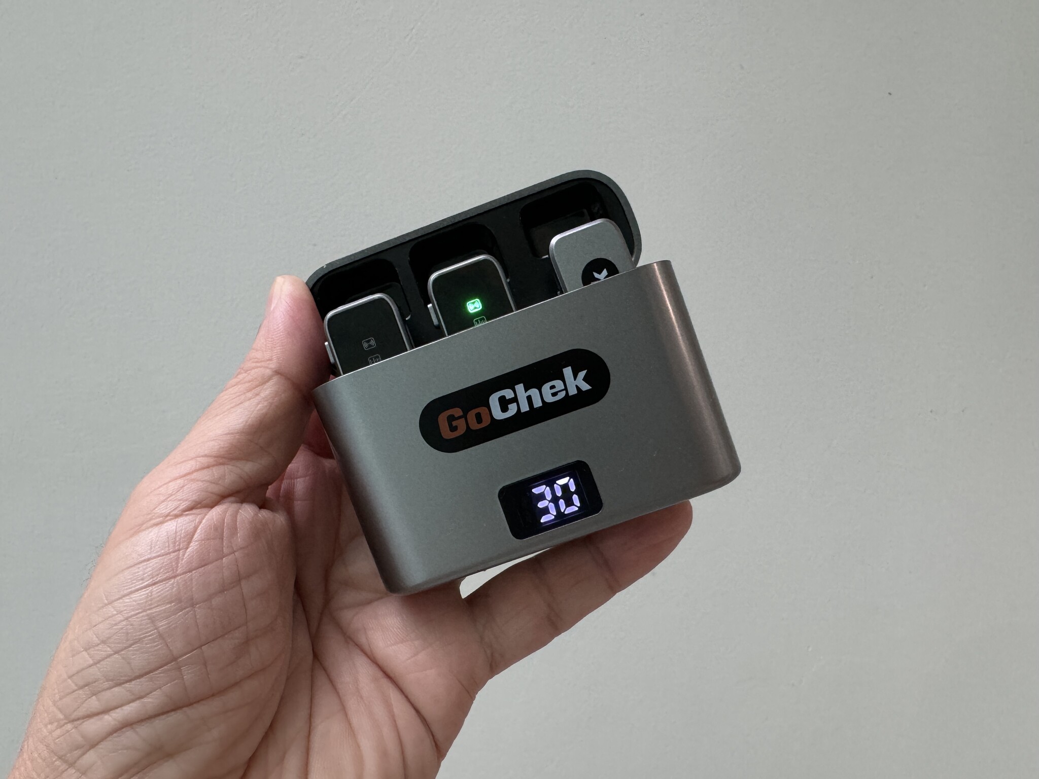 Trên tay micro thu âm không dây Gochek, pin lâu, khoảng cách xa, chất ...