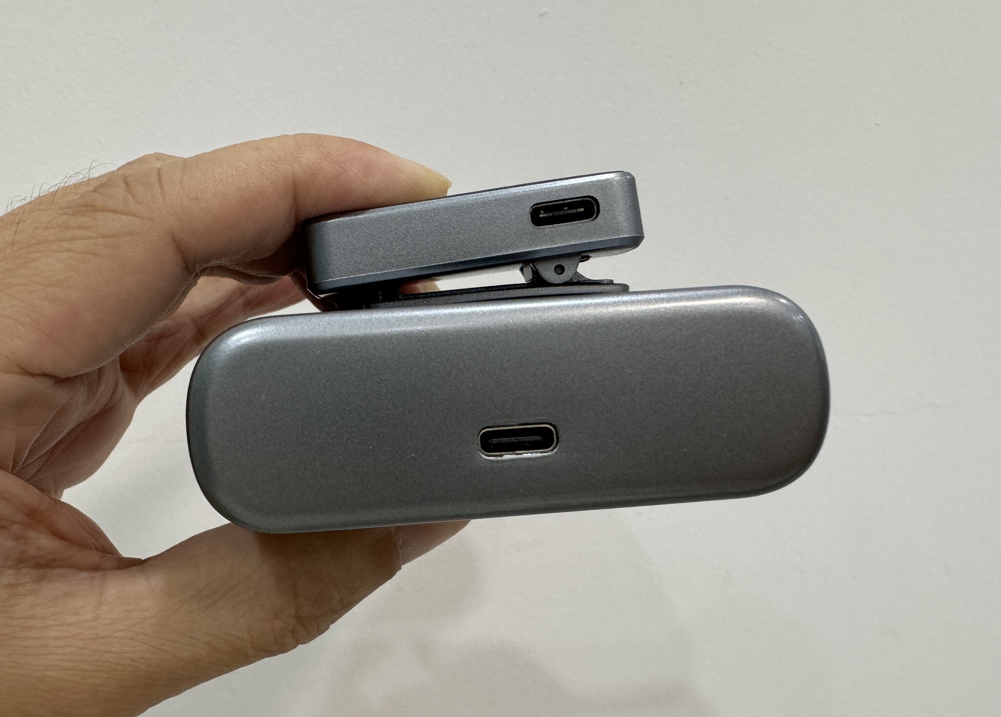 Trên tay micro thu âm không dây Gochek, pin lâu, khoảng cách xa, chất lượng âm thanh khá tốt ...