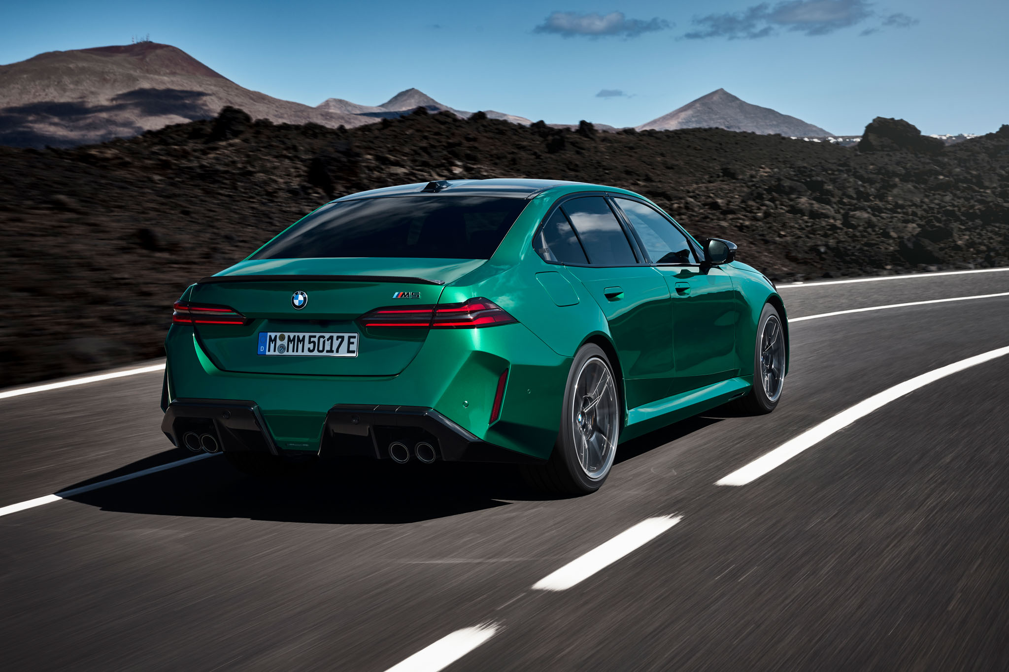 BMW M5 G90 2025 ra mắt: V8 Hybrid 4.4L, 727 HP, 0-100km/h trong 3,5 giây