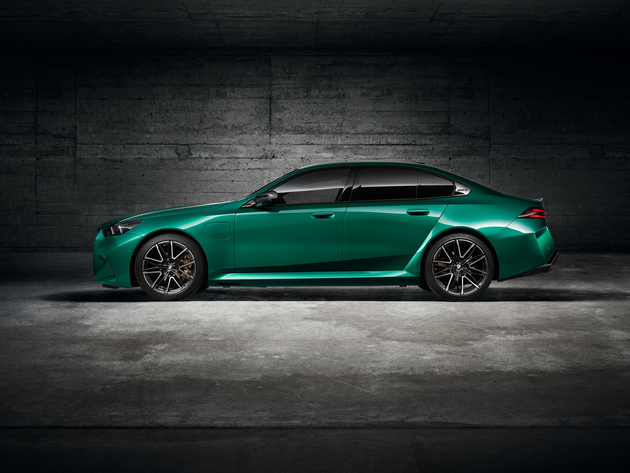 BMW M5 G90 2025 ra mắt: V8 Hybrid 4.4L, 727 HP, 0-100km/h trong 3,5 giây