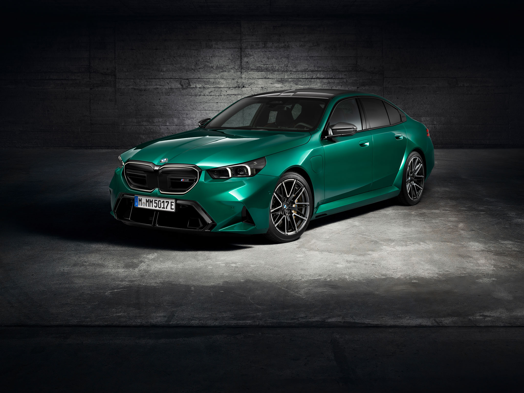 BMW M5 G90 2025 ra mắt: V8 Hybrid 4.4L, 727 HP, 0-100km/h trong 3,5 giây